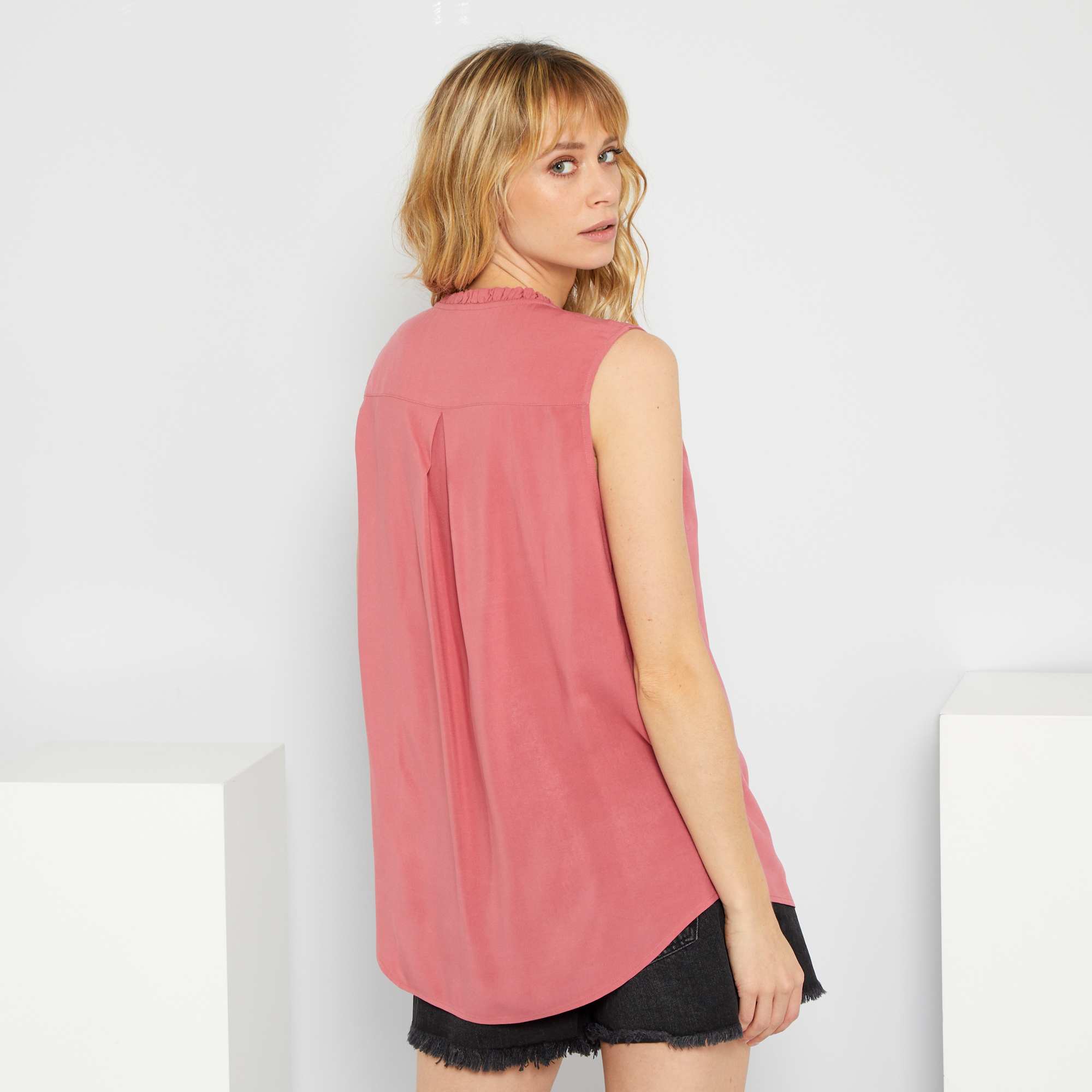 Mouwloze blouse Dameskleding - KAKI - Kiabi - 10,80€ Mouwloze blouse Dameskleding - KAKI - Kiabi - 10,80€